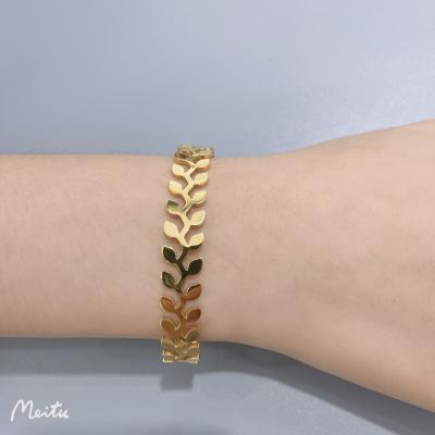 Cina Braccialetti di design da donna in acciaio inossidabile regolabili aperti Bracciale in foglia d'oro 18k per signora in vendita