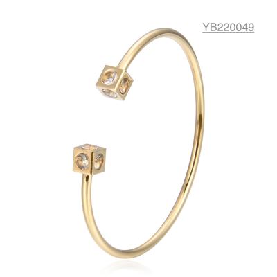 China Anillo Mobius de alta gama Brazalete abierto de oro Brazalete de diamantes de acero inoxidable 58X44 mm en venta