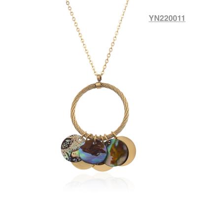Cina Catena d'oro in acciaio inossidabile con collane con ciondolo con nappa color conchiglia da donna in vendita
