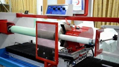 Chine 80 M/Min découpant la machine avec des matrices de fente de feuille de plastique fendant des machines de rebobinage à vendre