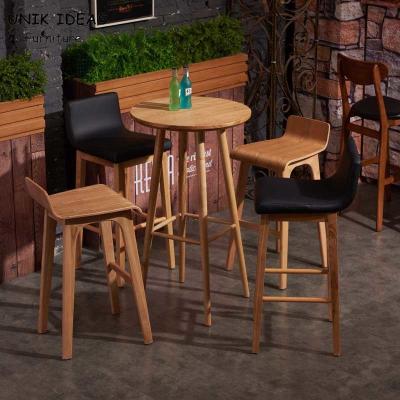 Cina Tabella dei bistrot di altezza di Antivari e 2 sedie dell'interno con il legno del foro dell'ombrello postmoderno in vendita