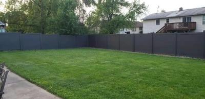Cina Pavimento montato giardino di design moderno privacy sicurezza legno di plastica composito bordo recinzione in vendita