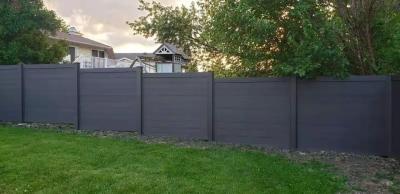 Cina Pavimento montato giardino di design moderno privacy sicurezza legno di plastica composito bordo recinzione in vendita