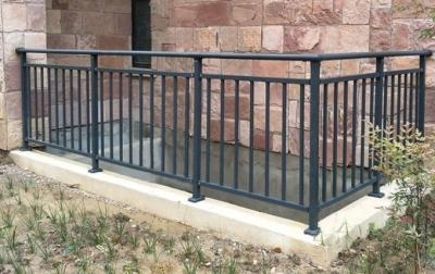 Cina Barricata di balcone in alluminio montata a muro per ponte di manubri di design moderno in vendita