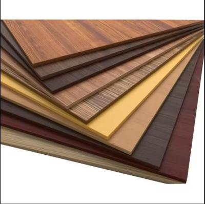 China 1220x2440mm Placas de madeira contraplacada de melamina não metálica branca laminada para mobiliário de apartamento à venda