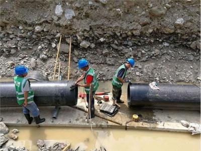 China Tubo duradero de HDPE SDR17 de 315 mm para transporte de lodos en venta