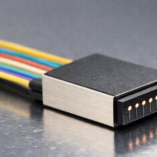 China Polarization Maintaining V Groove Fiber Array Quartz Silicon 1 To 64 Channel High Extinction Ratio for sale