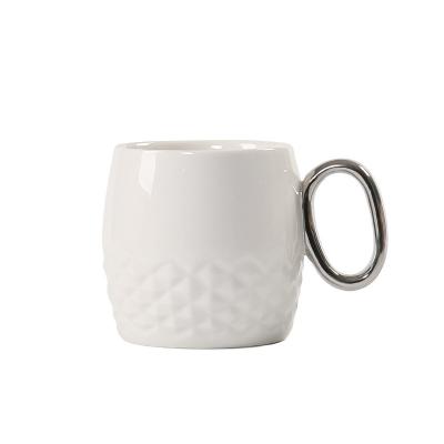 Cina L'ananas divertente modella il bianco nero della porcellana ceramica delle tazze da caffè con la maniglia dell'oro placcata in vendita