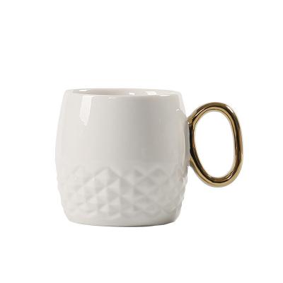 Cina L'ananas divertente modella il bianco nero della porcellana ceramica delle tazze da caffè con la maniglia dell'oro placcata in vendita
