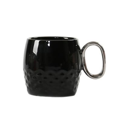 Cina L'ananas divertente modella il bianco nero della porcellana ceramica delle tazze da caffè con la maniglia dell'oro placcata in vendita