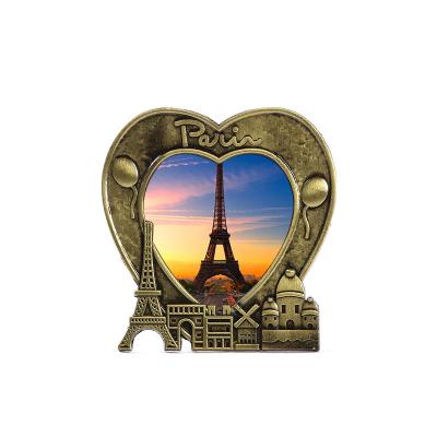 China Paris Frankreich Liebes-Sonnenuntergang-Landschaft des Eiffelturm-Metallherz-geformte Bilderrahmen-3D zu verkaufen