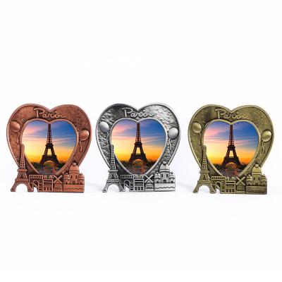 China Paris Frankreich Liebes-Sonnenuntergang-Landschaft des Eiffelturm-Metallherz-geformte Bilderrahmen-3D zu verkaufen