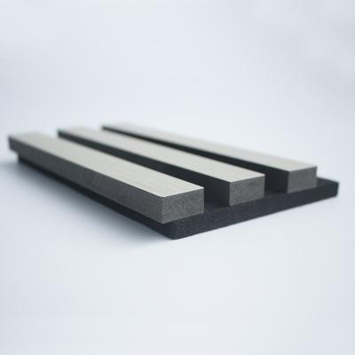 Cina corridoi assorbenti di legno della sala riunioni del teatro di applicazione della stecca di 600*2800*21mm in vendita