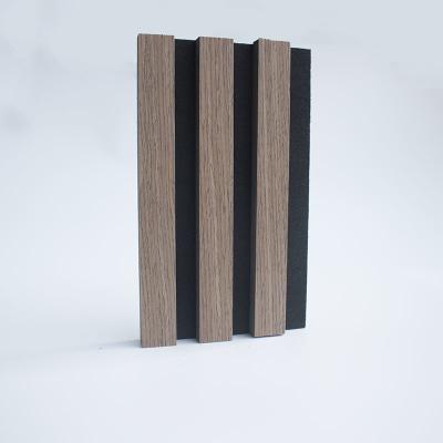 Cina 600*2400*21mm 3 lati hanno ricoperto l'ufficio assorbente dei corridoi della sala riunioni dell'applicazione di legno della stecca in vendita