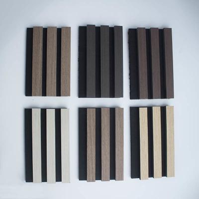 Cina corridoi assorbenti di legno della sala riunioni del teatro di applicazione della stecca di 600*2700*21mm in vendita