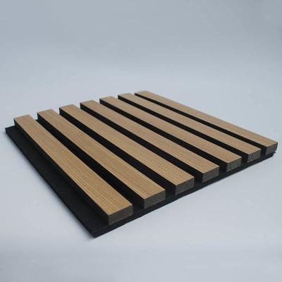 Cina pannelli di legno a stecche di 600*2400*21mm che assorbono i corridoi della sala riunioni del teatro di applicazione in vendita