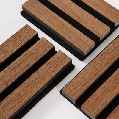 Cina Natural Wood Acoustic Panels Slotted Slat Wall Panels for Wooden Cinema Room in vendita