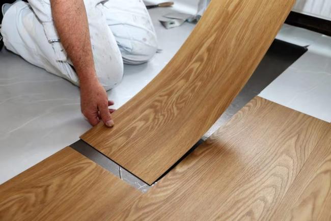 Pavimento di LVT che fa macchina