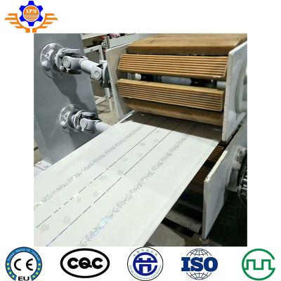 Cina linea di produzione del soffitto del PVC del piatto di pizzico del PVC 280kg/H estrusione del pannello di parete che fa macchina in vendita