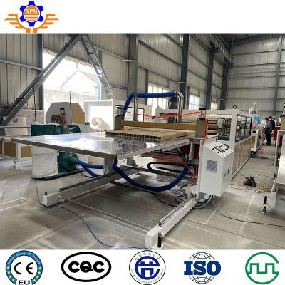 China tablero de la espuma del Pvc 320Kg/H que hace la cadena de producción del panel de techo de la máquina en venta