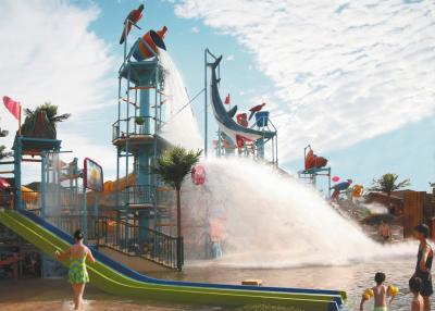 China Riegue el equipo del patio con el tobogán acuático del espiral de la fibra de vidrio para el parque del agua en venta