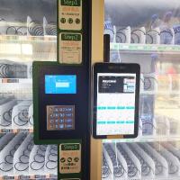 China YY Snack and Cold Beverage LCD Vending Machine 21.5 Inch Touch Screen 200 Box Capacity for sale
