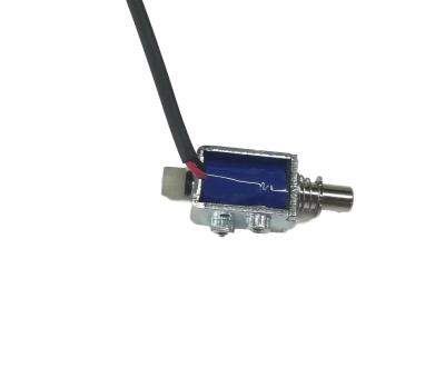 China Solenoide de empuje y tracción de tamaño pequeño con estructura de marco abierto y orificios de montaje para una fácil instalación en venta