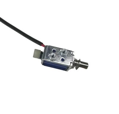 China Solenoide de empuje y tracción de tamaño pequeño con estructura de marco abierto y orificios de montaje para una fácil instalación en venta