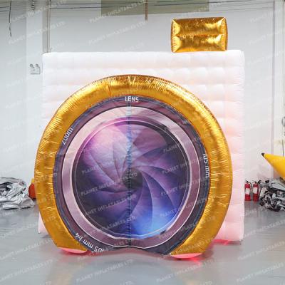 Cina Cabina fotografica gonfiabile a LED portatile e colorata a forma di fotocamera per eventi e feste in vendita