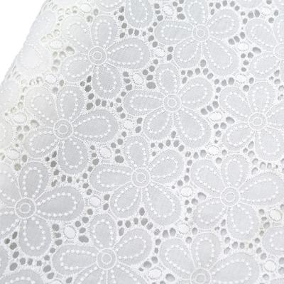 Cina Occhiello sostenibile Mesh Lace Fabric ricamato disposizione del cotone 130cm in vendita