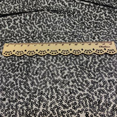 China tela metálica da lantejoula do poliéster do tule do preto 110-150gsm para o vestuário à venda