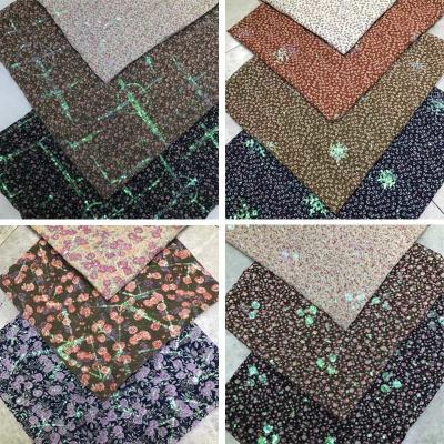 China De bloemenchiffon Geborduurde de Stoffenpolyester van het Druklovertje schittert Te koop