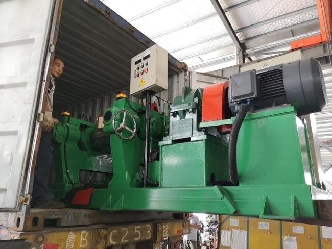 Frantumatore automatico di due rotoli XK-450 per il composto della gomma con il miscelatore di riserva 2