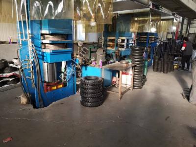 Китай Пресс-машина для вулканизации сельскохозяйственных шин из твердой резины с паровым подогревом, давлением 200 тонн и временем вулканизации 0-999 секунд продается
