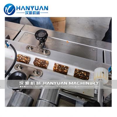Cina Macchina confezionatrice a cuscino per alimentazione a piastra ad alta velocità per barrette al caramello in vendita