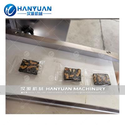 Cina Macchina confezionatrice a cuscino per alimentazione a piastra ad alta velocità per barrette al caramello in vendita