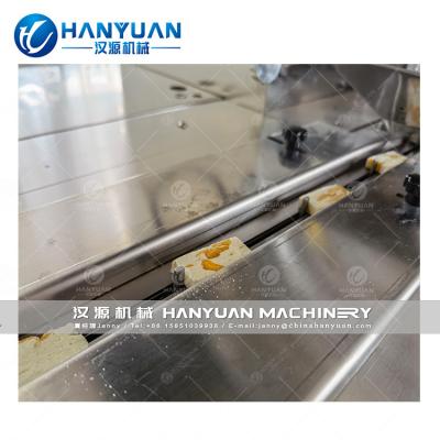 Cina Macchina confezionatrice a cuscino per alimentazione a piastra ad alta velocità per barrette al caramello in vendita