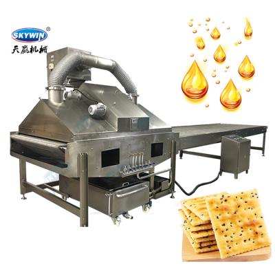 China La máquina de acero inoxidable del rociador del aceite de la comida asperja el aceite para la preparación de galletas en venta