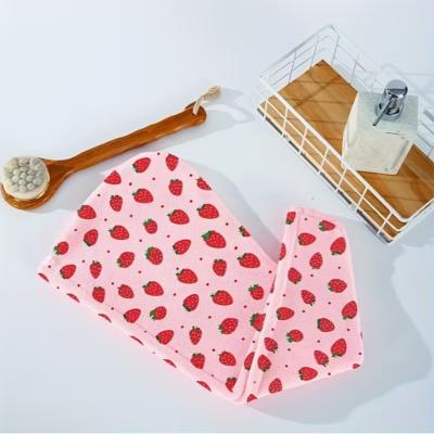 Китай Ультрамягкое быстросохнущее полотенце из микрофибры для сушки волос с милым дизайном клубники, предотвращающее пушистость продается