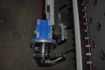 China Robot de cristal aislador vertical automático del lacre para la extensión del sellante en venta