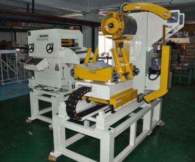 China Hydraulische Pers van de het Metaalrol van het 25 Tonblad de Gelijkrichter van de Voederdecoiler met de Eenheid van het Ladingskarretje Te koop