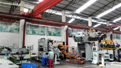 China NC Decoiler e equipamento de alimentação de perfuração do Straightener com precisão alta à venda