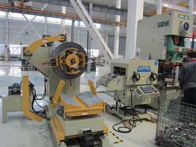 China Het stempelen en het Voeden Decoiler volledig Automatische het Materiaal van de Gelijkrichtersvoeder Te koop