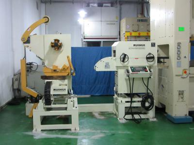 China Imprensa do perfurador que nivela o material de aplainamento da chapa metálica da máquina do alimentador do Straightener de Decoiler à venda