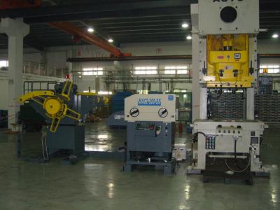 China Carimbo de aço da tira da bobina da máquina horizontal do alimentador do Straightener de Decoiler do disco à venda