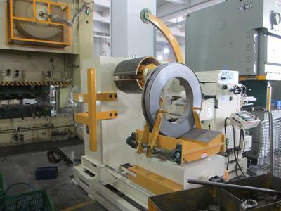 China Metalen plaat Nivellering Decoiler Stijltang Feeder 3 In 1 Materiaalframe Drukarm Te koop
