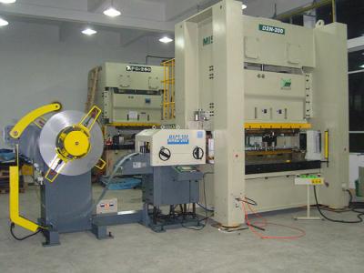 China Lange platte vel Roll stempelen Decoiler en stijltang automatisering apparatuur Te koop