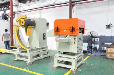 China Het stempelende van de de Gelijkrichtersvoeder van Automatiseringsdecoiler Afgewerkte product van het het Carbidebosseleren Te koop