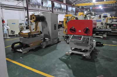 China Automatische het Voeden NC Decoiler Gelijkrichtersvoeder Puntlegering Stempelen het Met een laag smeltpunt Te koop