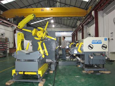 Cina Bobina d'acciaio Uncoiler dello scaffale materiale pesante che riceve il sistema di controllo completamente automatico dell'attrezzatura in vendita